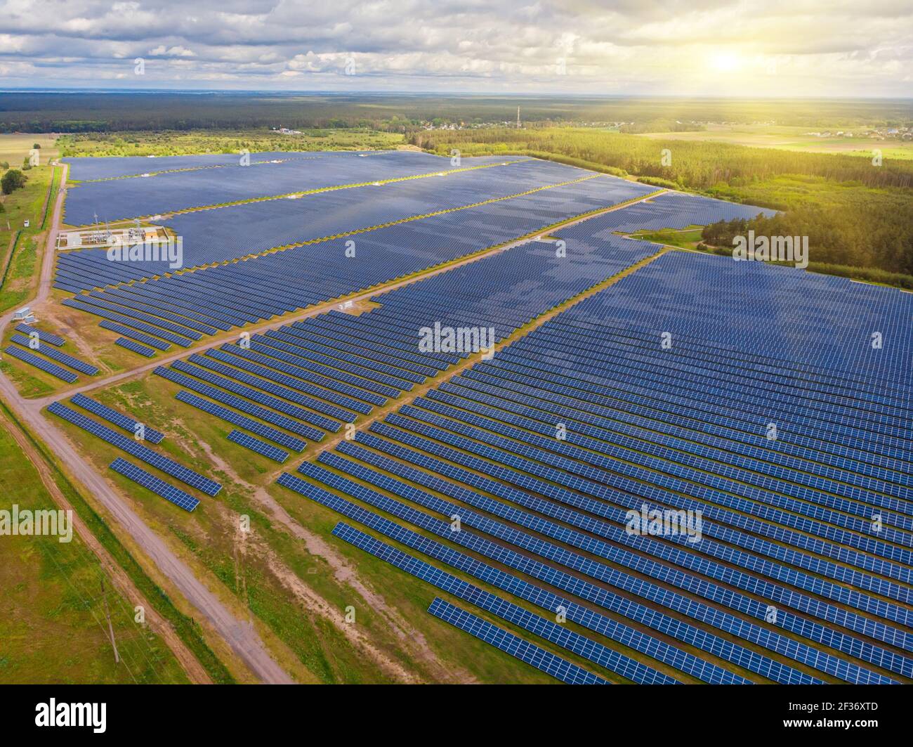 Solarkraftwerk im Feld. Luftaufnahme von Sonnenkollektoren. Solarpark ...
