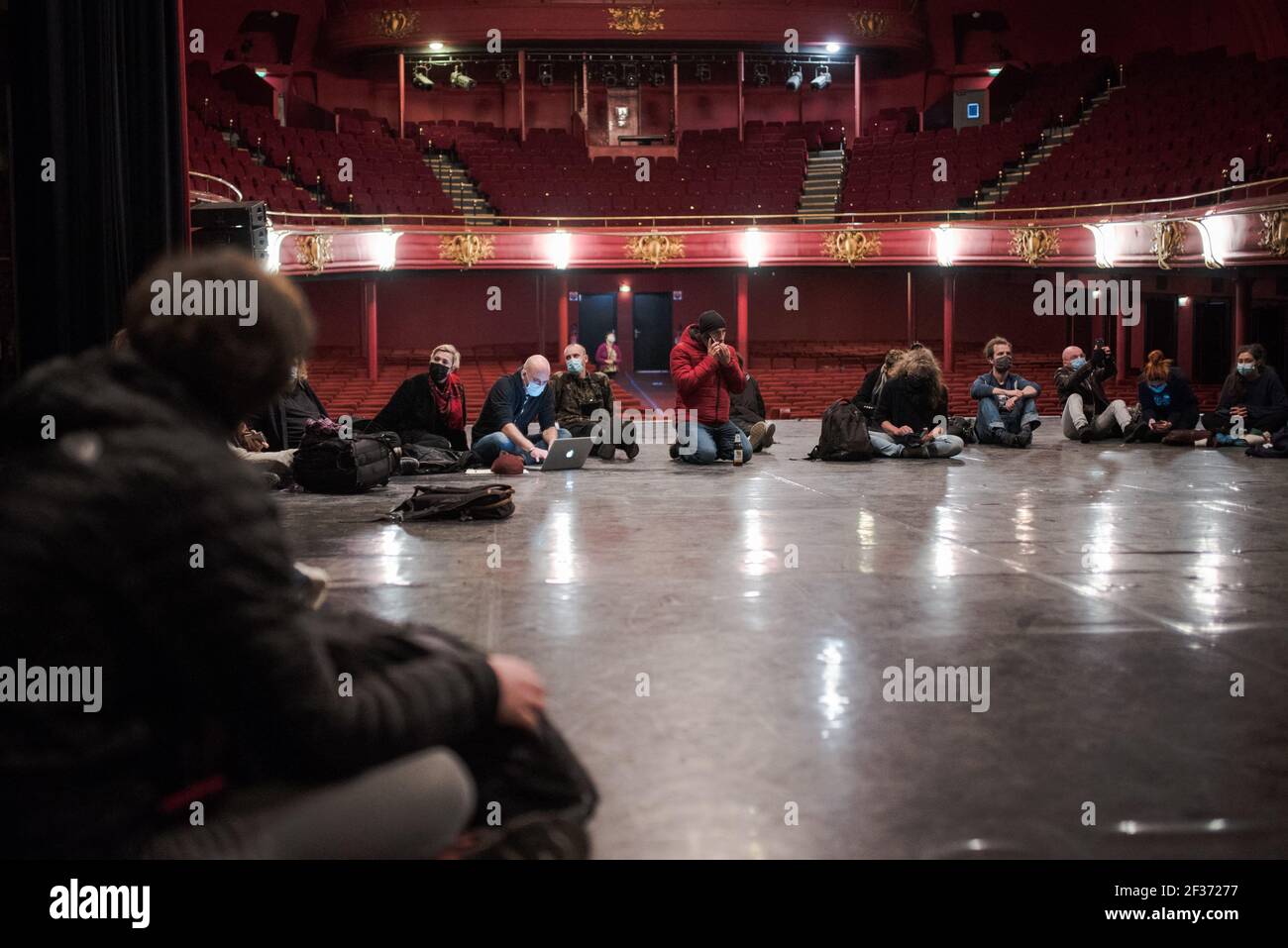 Arbeiter aus der Kultur- und Theaterwelt sitzen und sprechen auf der ...