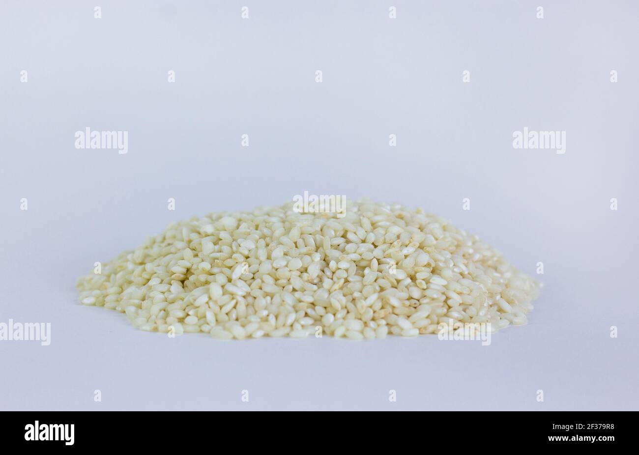 Ungekochte arborio Reis. Risotto Reis auf weißem Hintergrund. Haufen ...