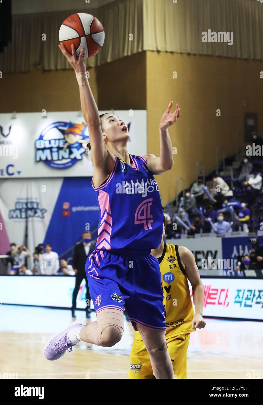 März 2021, 16th. WKBL Finals Samsung Blue Minx's Yoon Ye-bin (L) geht für einen Schuss während ...