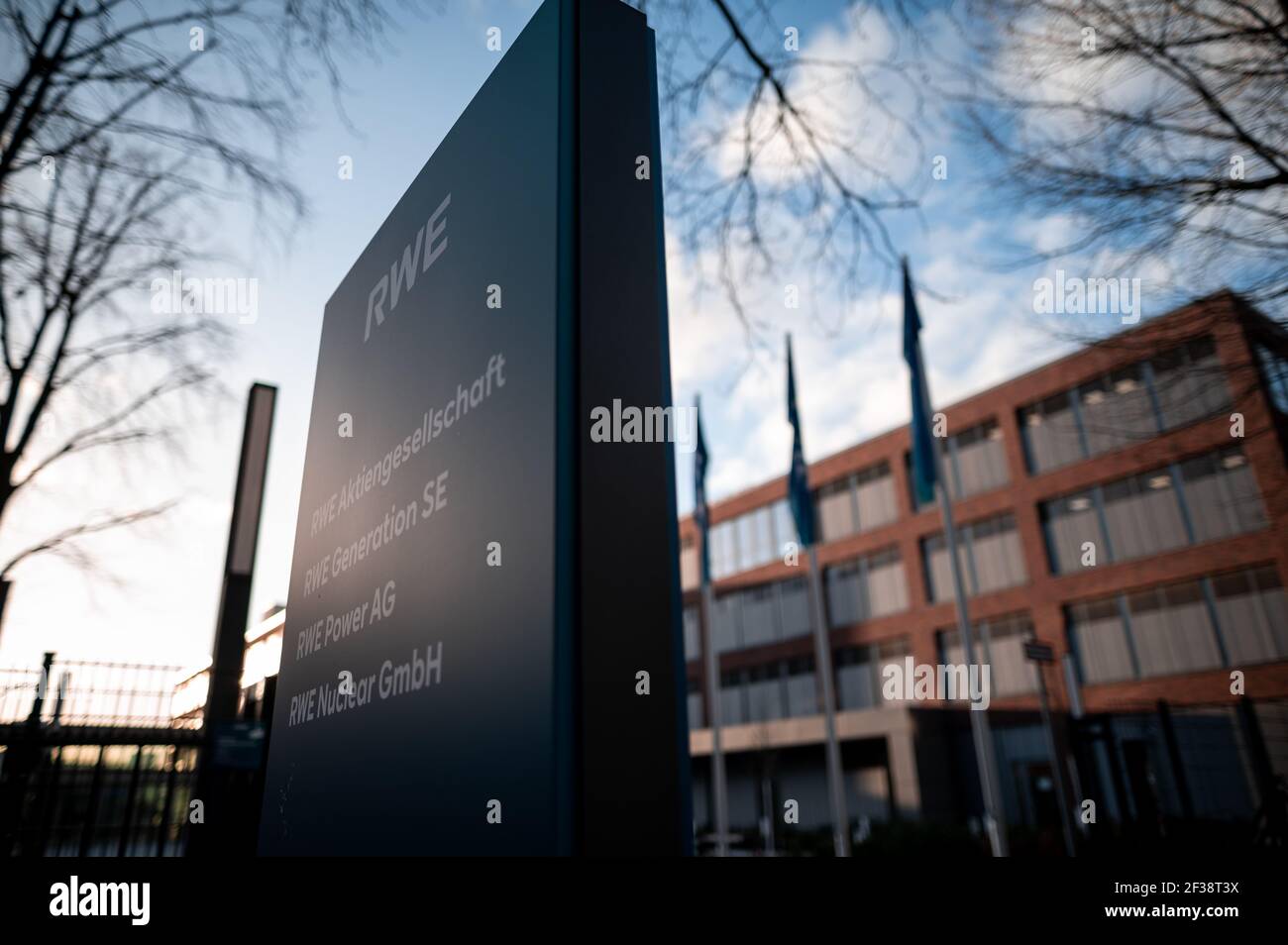 Essen, Deutschland. März 2021, 15th. Das RWE-Logo ist auf einem Schild ...