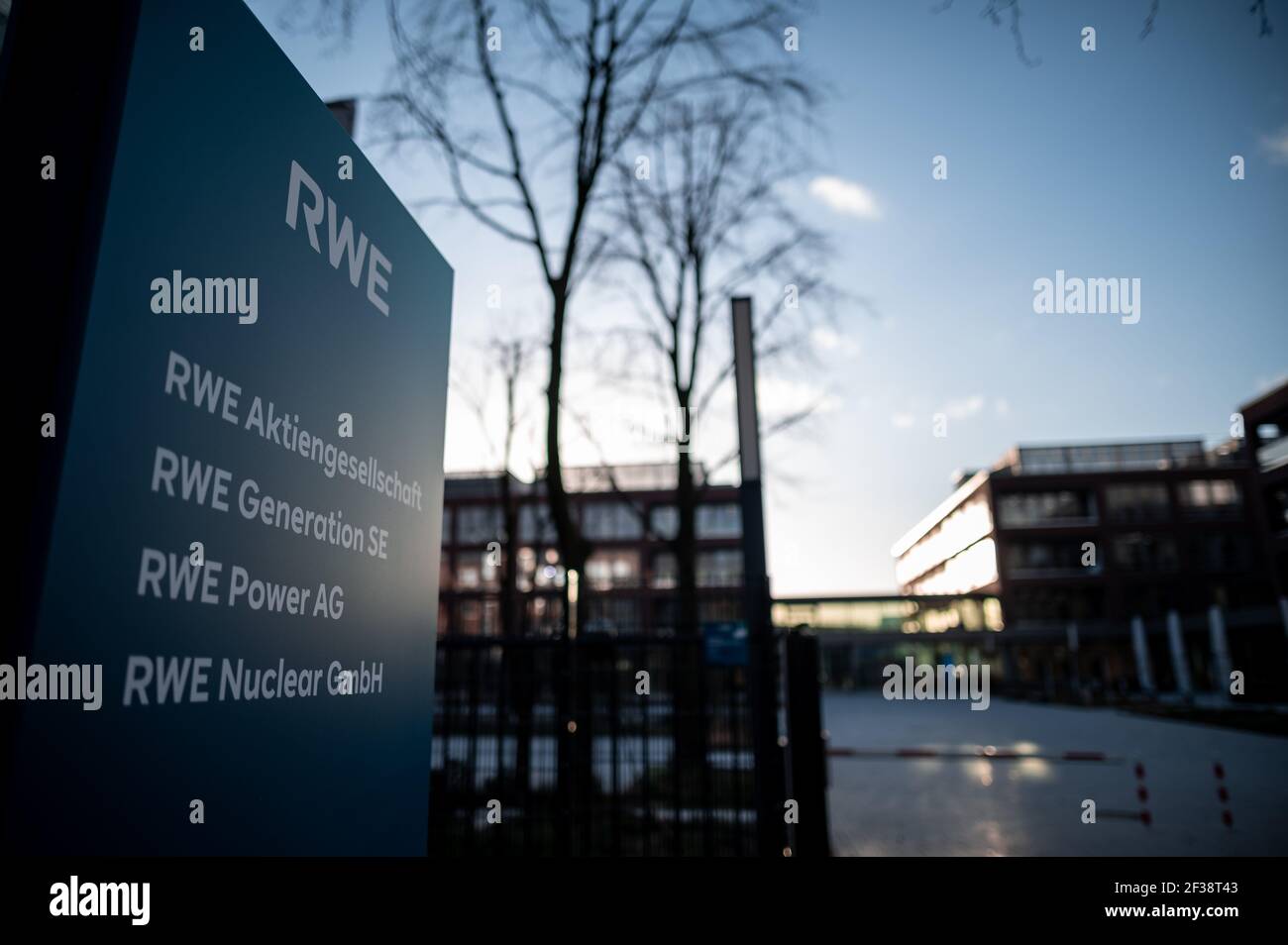 Essen, Deutschland. März 2021, 15th. Das RWE-Logo ist auf einem Schild ...