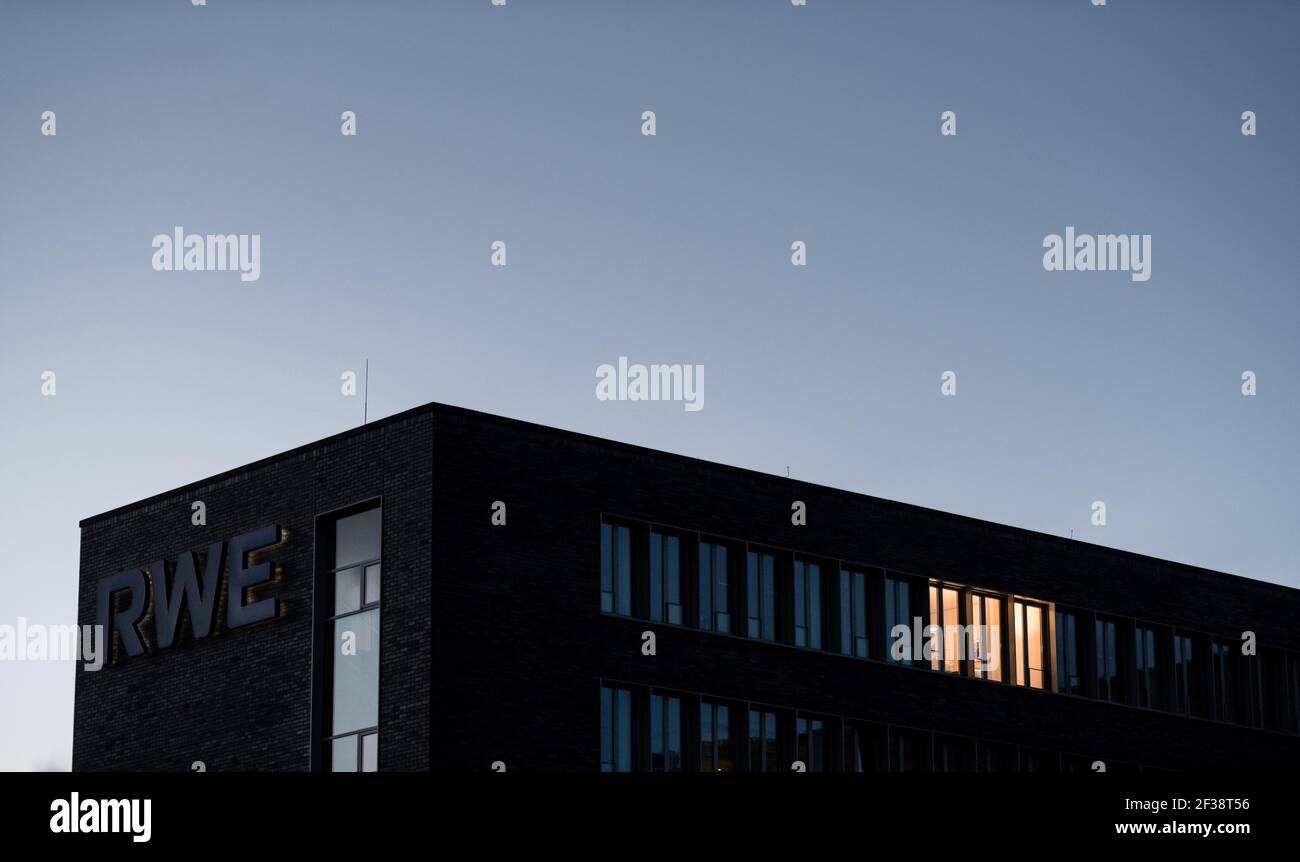 Essen, Deutschland. März 2021, 15th. Das RWE-Logo ist auf der façade ...