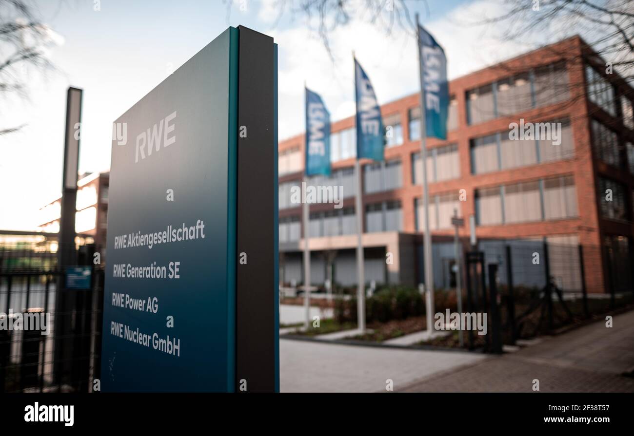 Essen, Deutschland. März 2021, 15th. Das RWE-Logo ist auf einem Schild ...