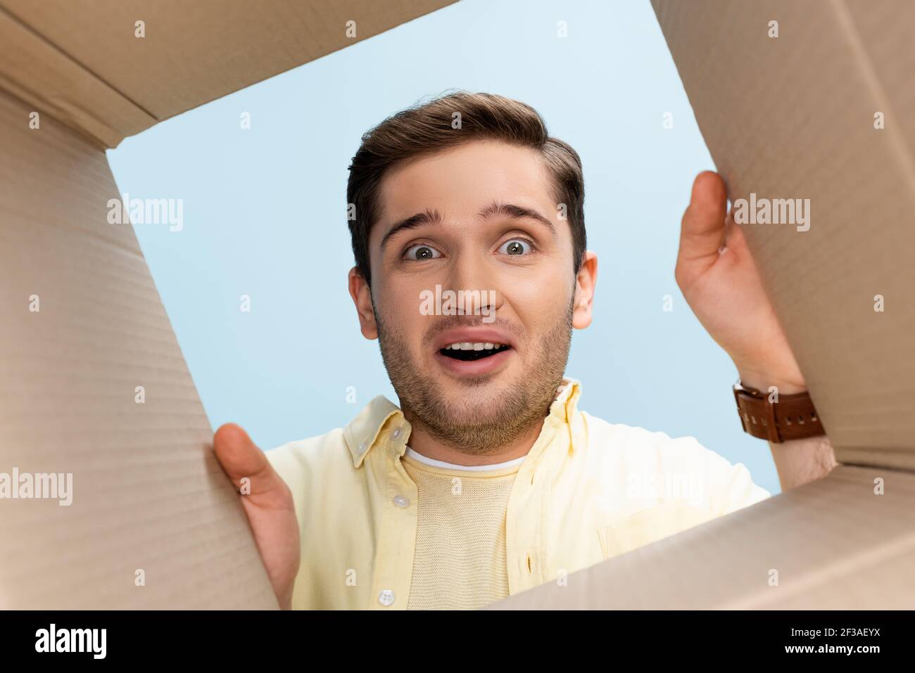 Neugierig mann -Fotos und -Bildmaterial in hoher Auflösung – Alamy