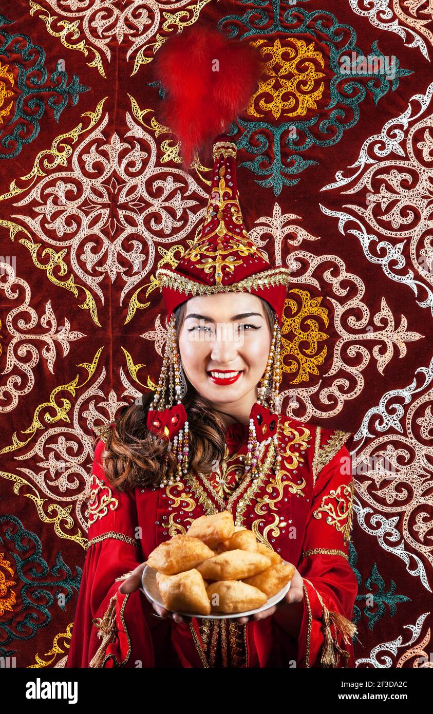 Kasachstan nationaltracht -Fotos und -Bildmaterial in hoher Auflösung ...