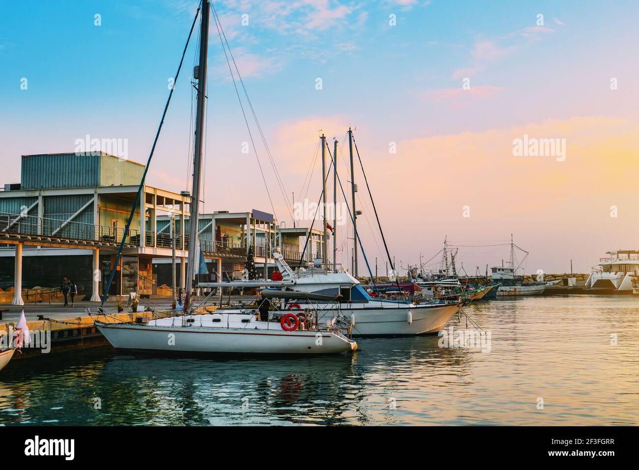 Alter hafen mit fischerbooten und hafenpromenade limassol -Fotos und ...