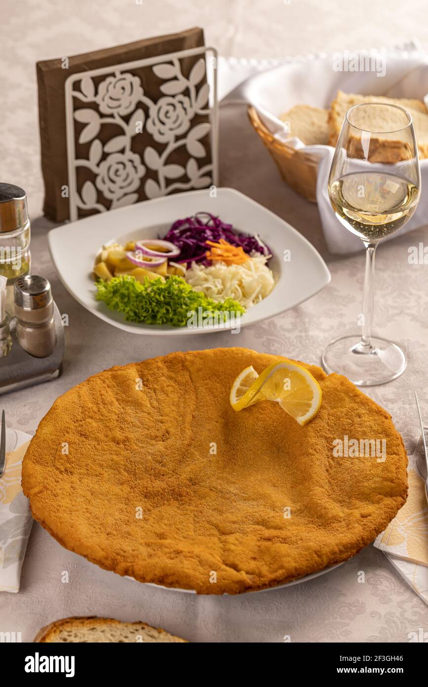 Viennese schnitzel -Fotos und -Bildmaterial in hoher Auflösung – Alamy