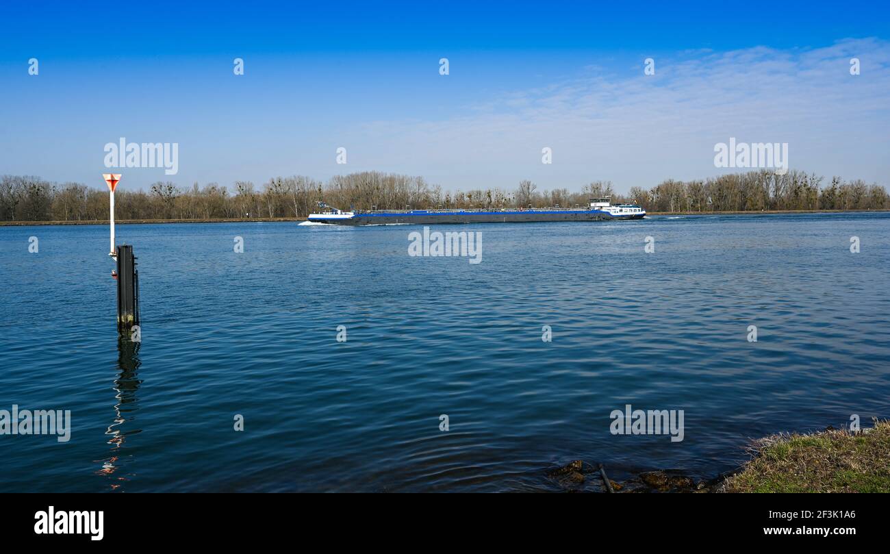 Schifffahrt auf dem Rhein nahe der Schleuse Iffezheim. Baden ...