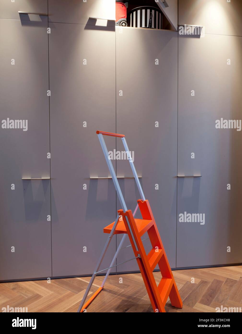 Ankleidebereich im ersten Stock mit Schränken und Stauraum. Klapptreppe ...