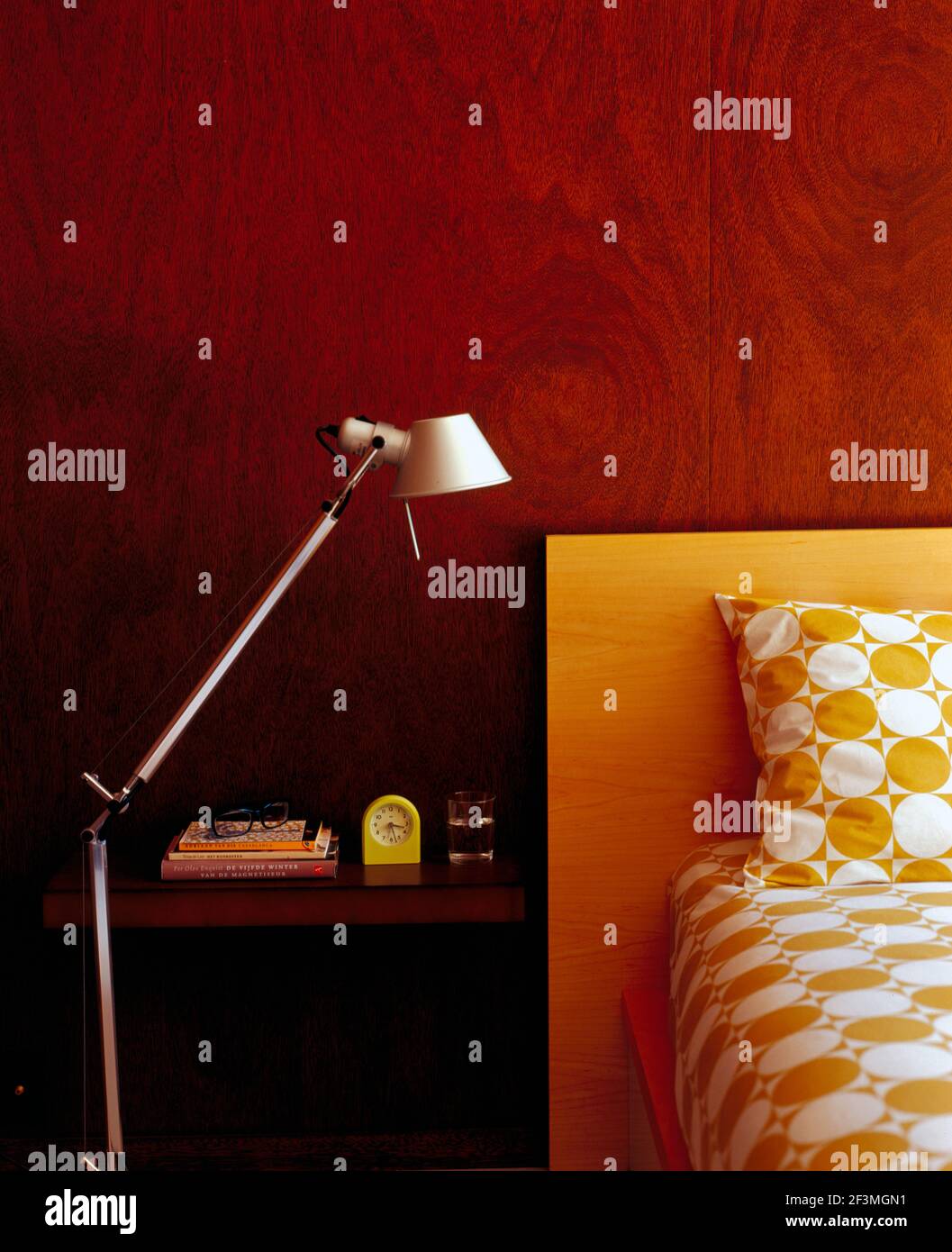 Anglepoise lamp -Fotos und -Bildmaterial in hoher Auflösung – Alamy