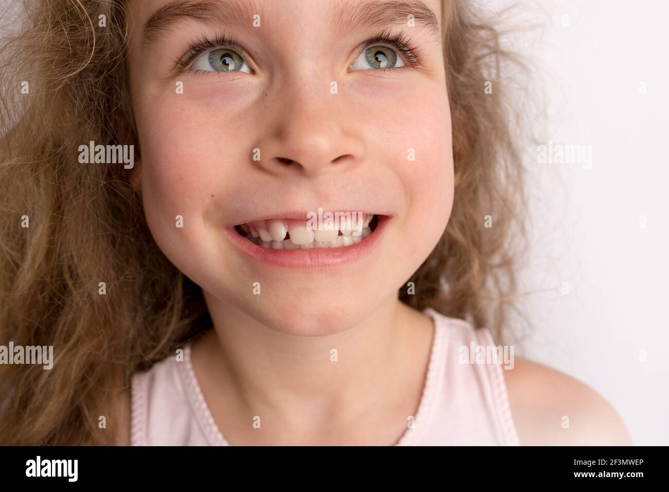 Attraktive kleine Mädchen steht auf einem weißen Hintergrund ... Attraktive kleine Mädchen steht auf einem weißen Hintergrund ...