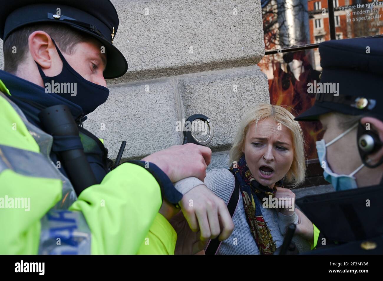 Handschellen Angelegt Stockfotos und -bilder Kaufen - Alamy