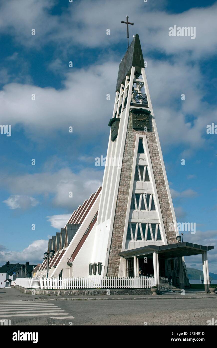 Auffallend und modern ist die Kirche Hammerfest aus dem Jahr 1961 mit ...