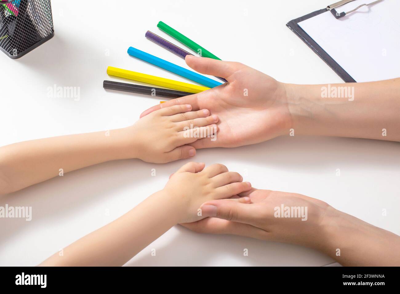 Kinderhand in hand des erwachsenen -Fotos und -Bildmaterial in hoher ...