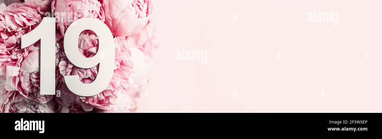 Kreatives Layout. Pfingstrosen, Ziffer neunzehn. Geburtstagskarte mit ...