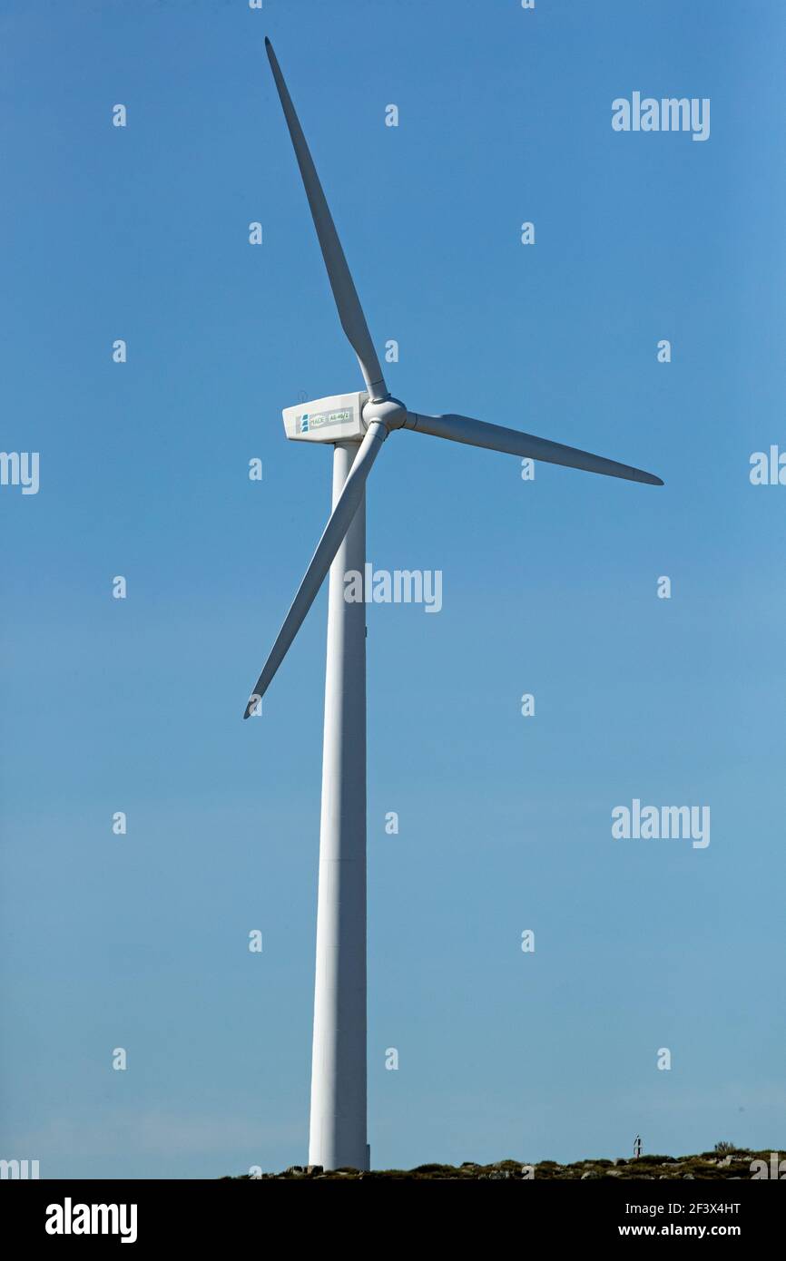 Windturbinen, die Strom auf einer Bergscheide in einem erzeugen Starker ...