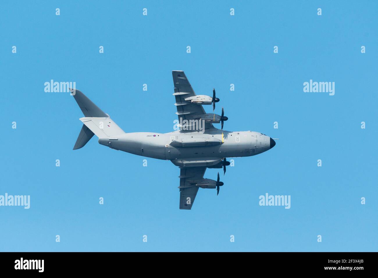 Ein RAF Airbus A400M Atlas C,1 Transportflugzeug, das über dem Flugzeug ...