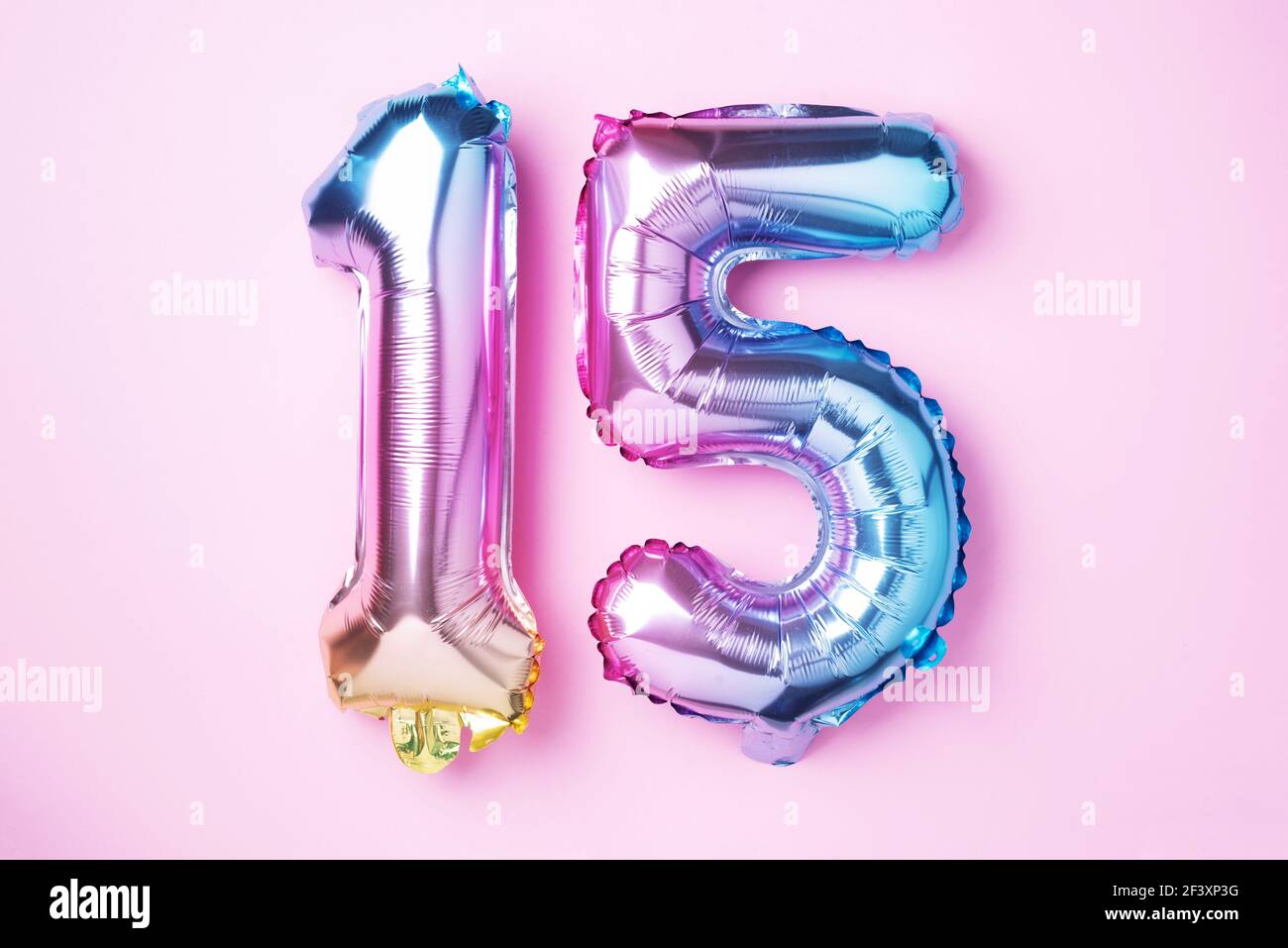 Kreatives Layout. Regenbogen Folienballon Zahl, Ziffer fünfzehn ...