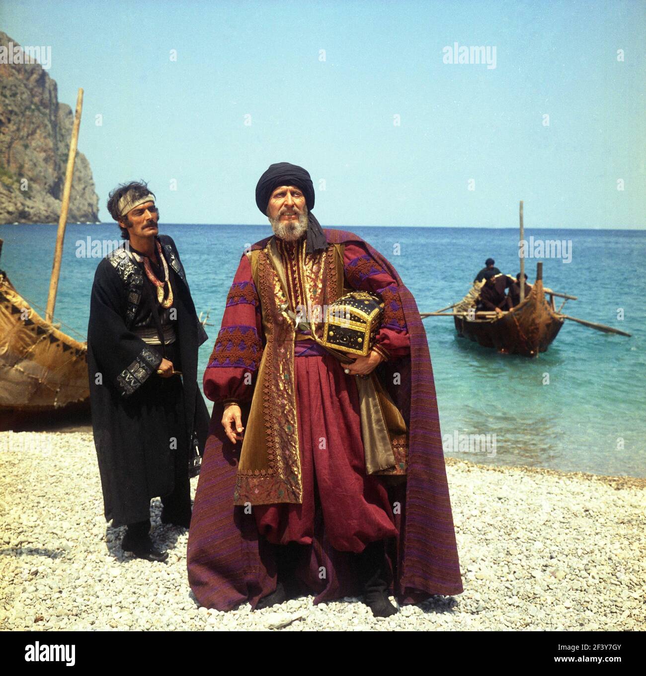 TAKIS EMMANUEL und TOM BAKER in THE GOLDEN VOYAGE OF SINBAD 1973 ...