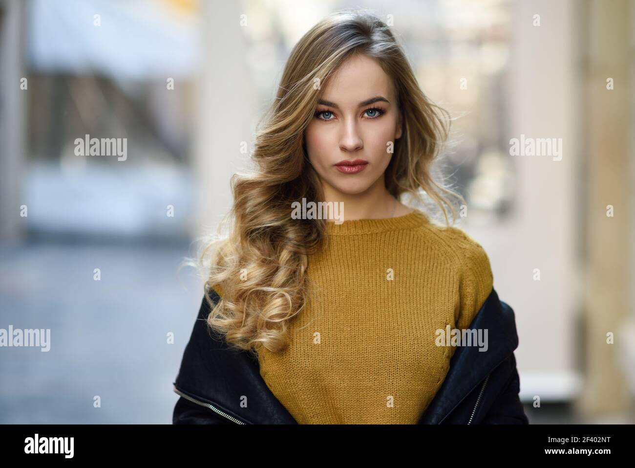 Blonde Frau Im Städtischen Hintergrund Schöne Junge Mädchen Mit Schwarzen Leder Jacke Und Mini