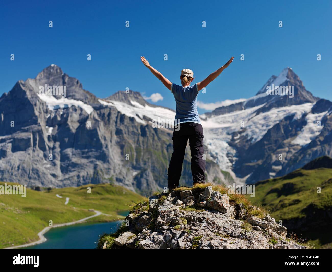 Schweiz, Grindelwald.Junge Wanderin mit ausgestreckten Armen, die die ...