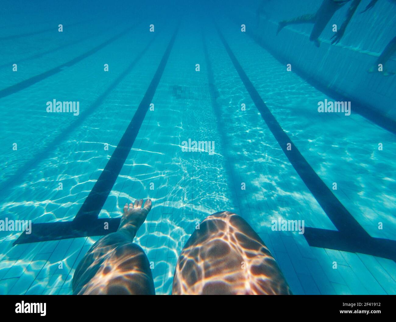 Womans Beine unter Wasser im Schwimmbad. Womans Beine unter Wasser im ...