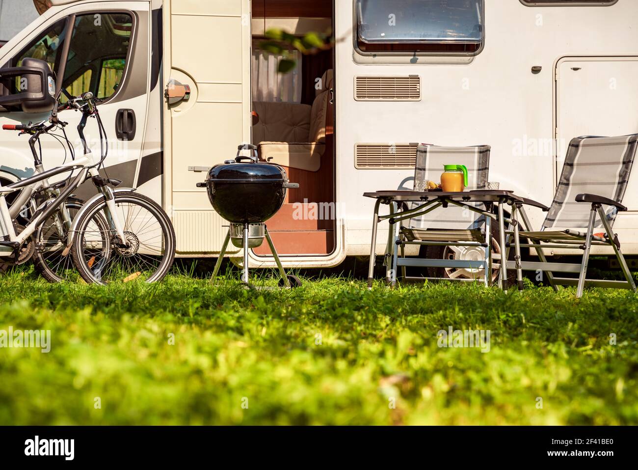 Bbq ing -Fotos und -Bildmaterial in hoher Auflösung – Alamy