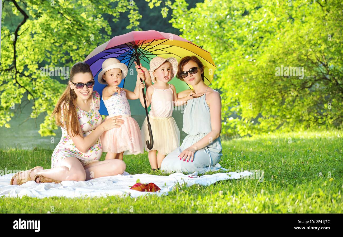 Hübsche frauen -Fotos und -Bildmaterial in hoher Auflösung – Alamy