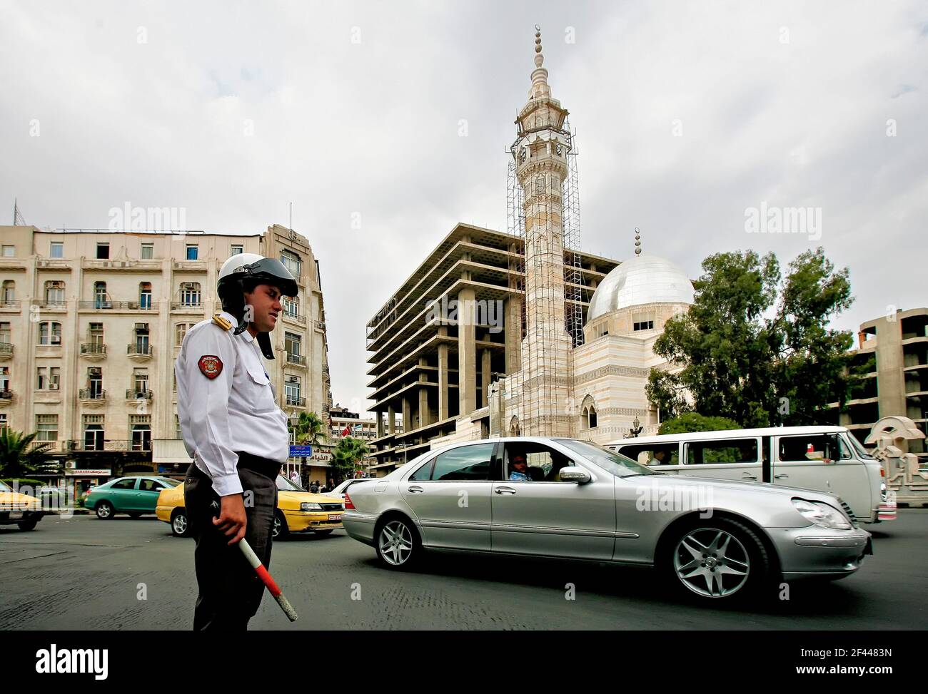Damaskus, Syrien - August 03,2010: EIN syrischer Polizeibeamter führt ...