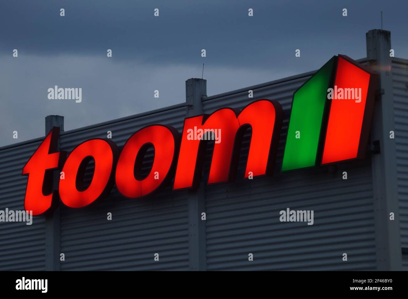 Diy laden in der nacht -Fotos und -Bildmaterial in hoher Auflösung – Alamy