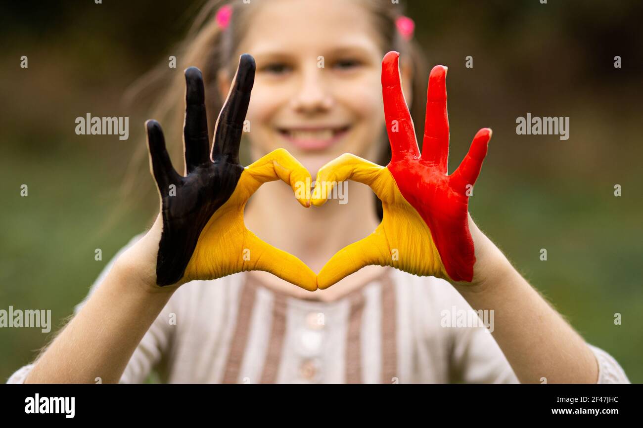 Hand zeigen herzzeichen -Fotos und -Bildmaterial in hoher Auflösung – Alamy