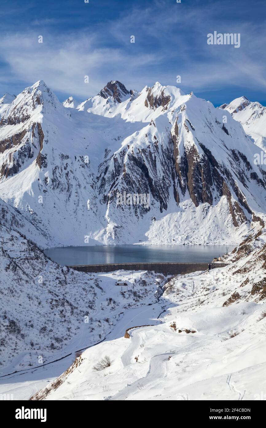 Chiesa della valle di montagna -Fotos und -Bildmaterial in hoher Auflösung – Alamy
