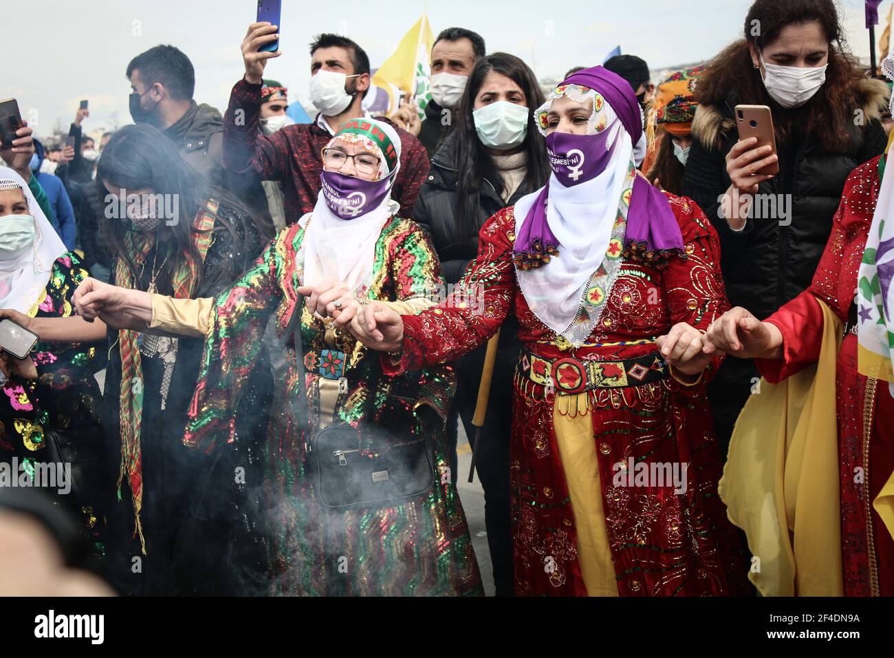 Kurdische Frauen tragen traditionelle Kleidung während der Feier.Newroz ...