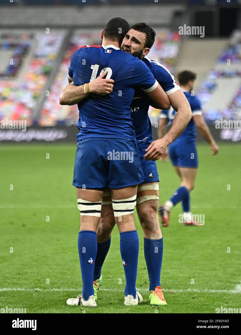 Die Franzosen Swan Rebbadj (links) und Charles Ollivon feiern nach dem ...