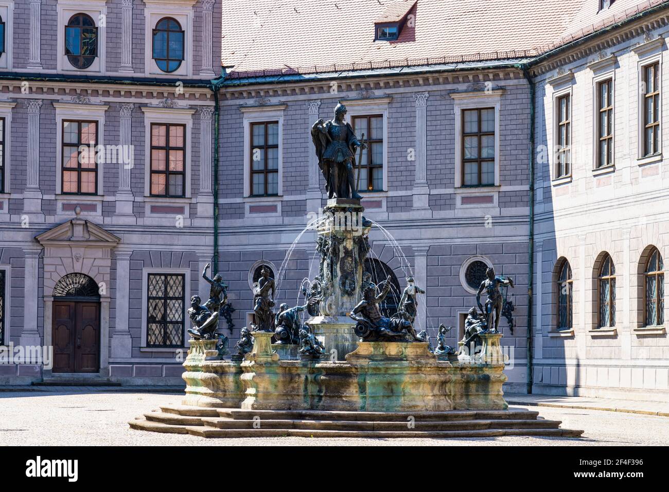 Brunnenhof innenhof residenz -Fotos und -Bildmaterial in hoher Auflösung – Alamy