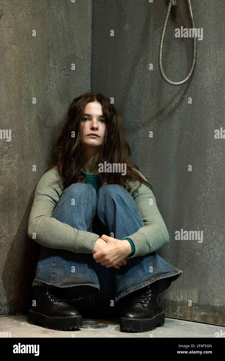Mädchen im keller -Fotos und -Bildmaterial in hoher Auflösung – Alamy
