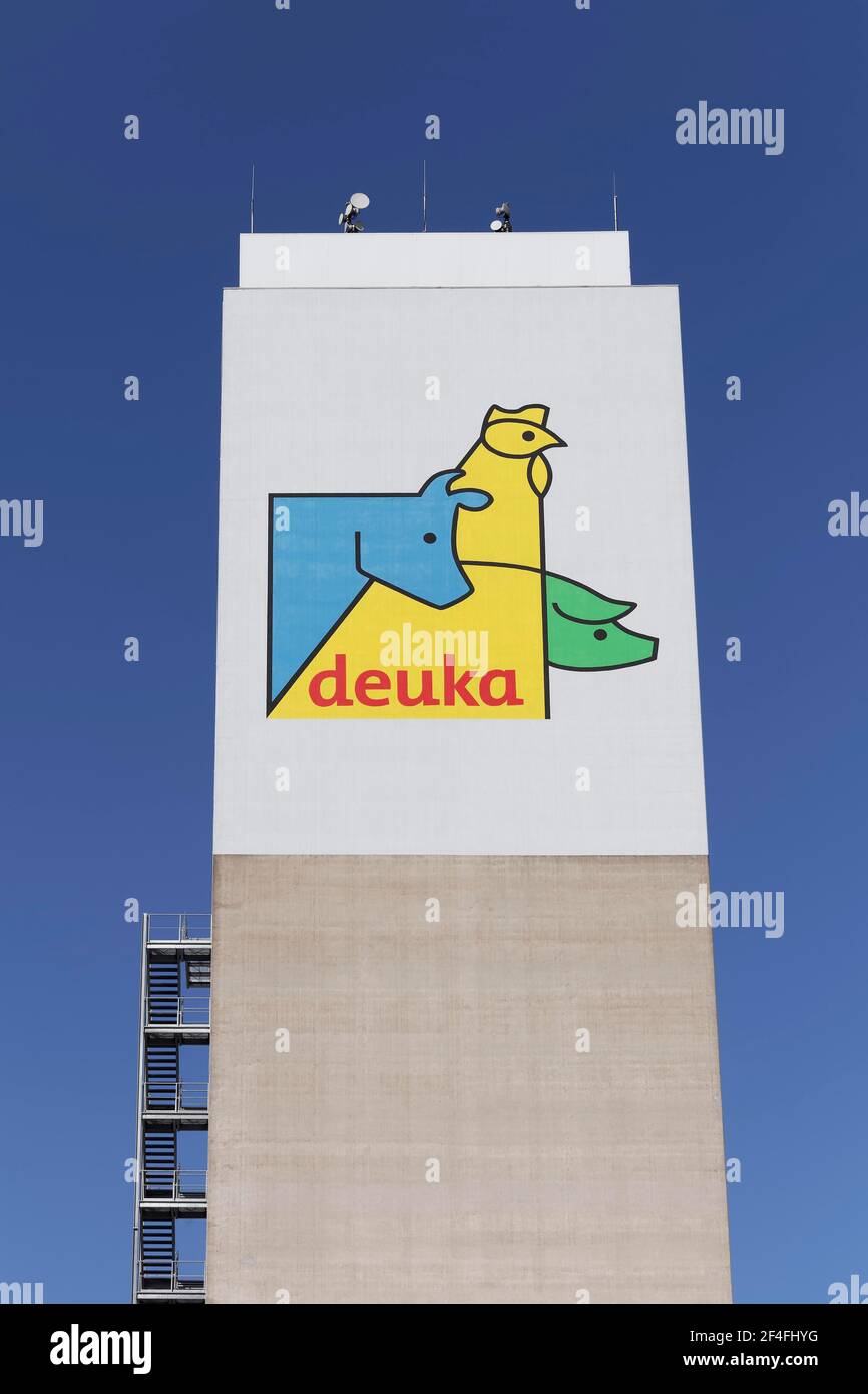Logo Deuka Tierfutter an einem Silo, gezeichnete Figuren Rind, Huhn ...
