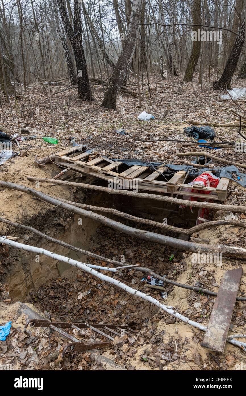 Dougout Schutz, Foxhole Versteck Konstruktion im Wald, Loch im Boden ...