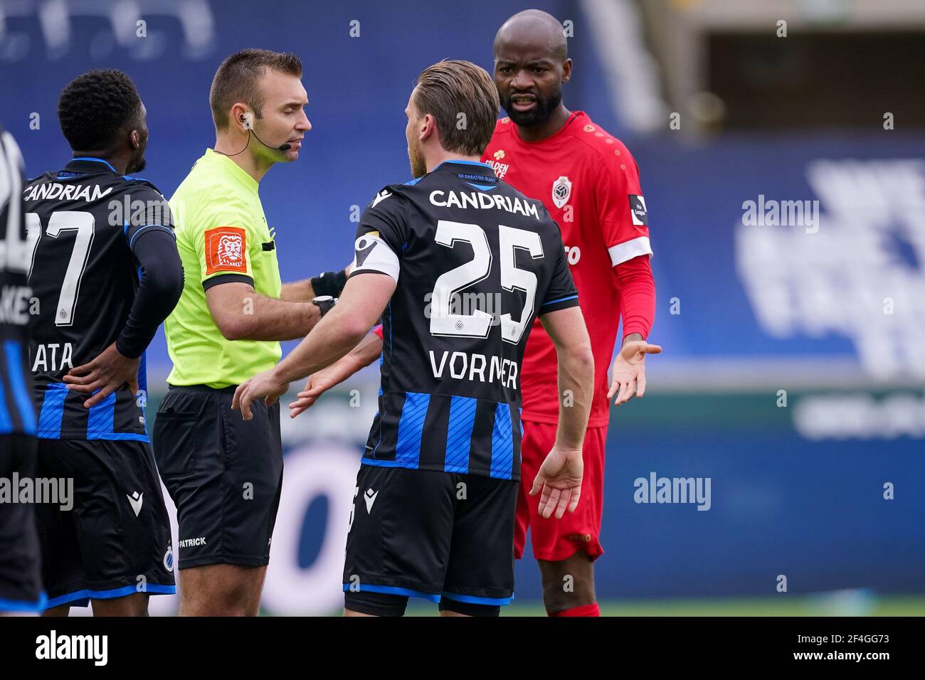 BRÜGGE, BELGIEN - MÄRZ 21: Schiedsrichter Nicolas Laforge, Ruud Vormer ...