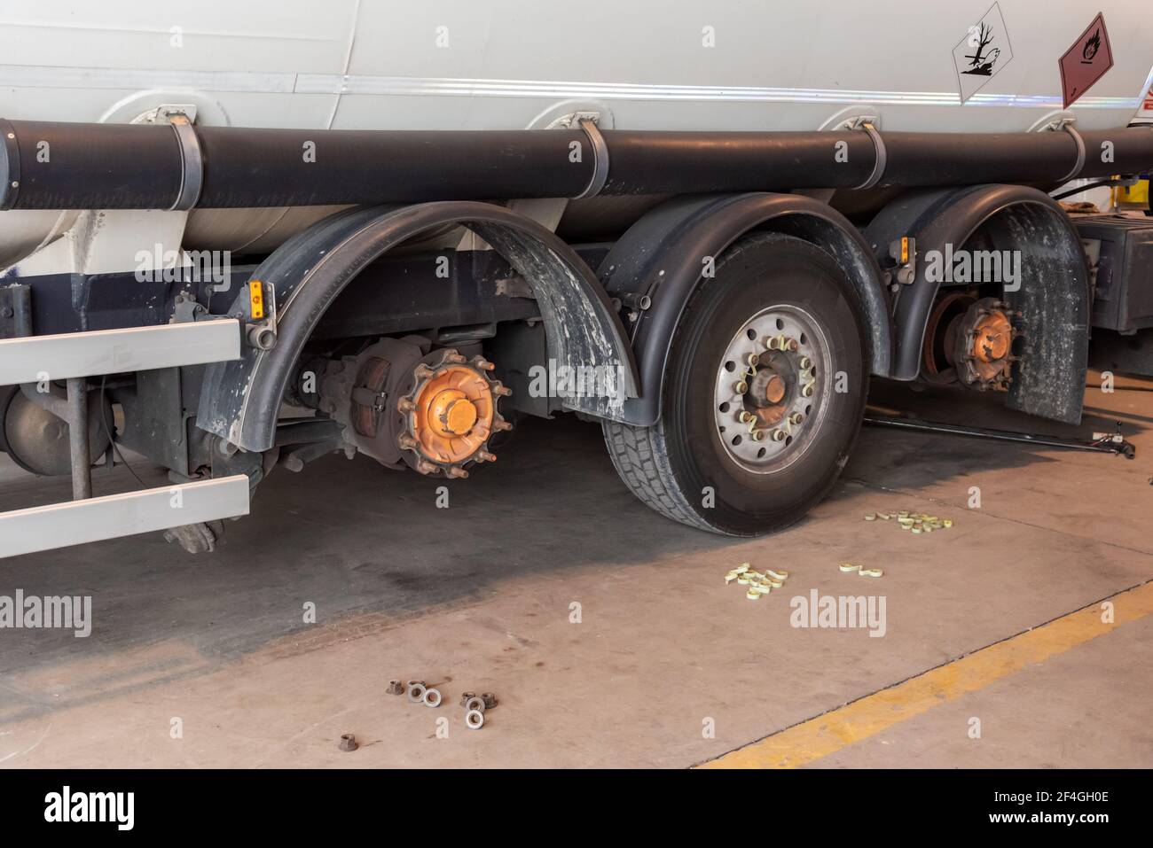 LKW in einer Reifenwerkstatt, der die Räder wechselt Stockfotografie ...