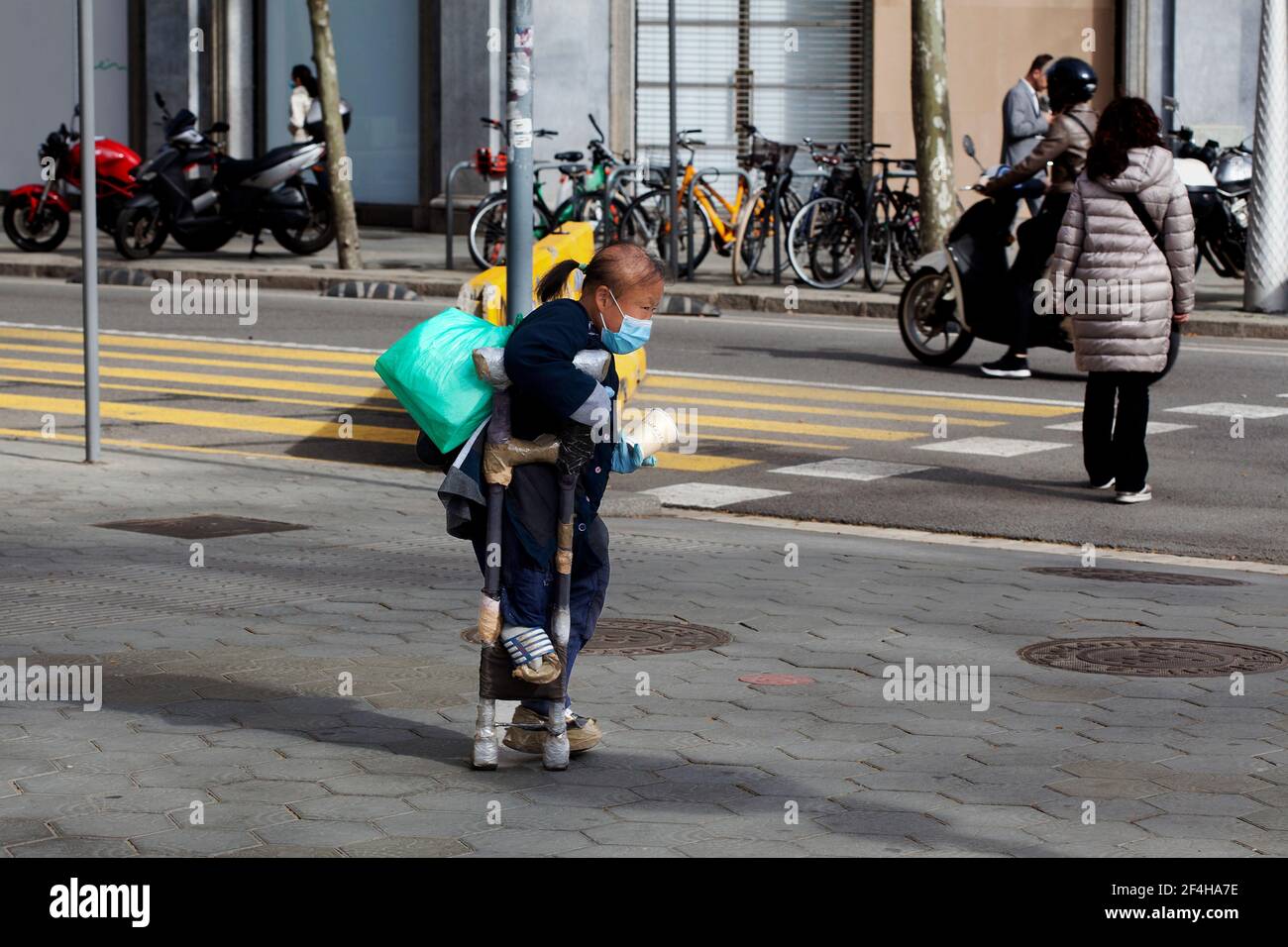 Barcelona street beggar -Fotos und -Bildmaterial in hoher Auflösung – Alamy