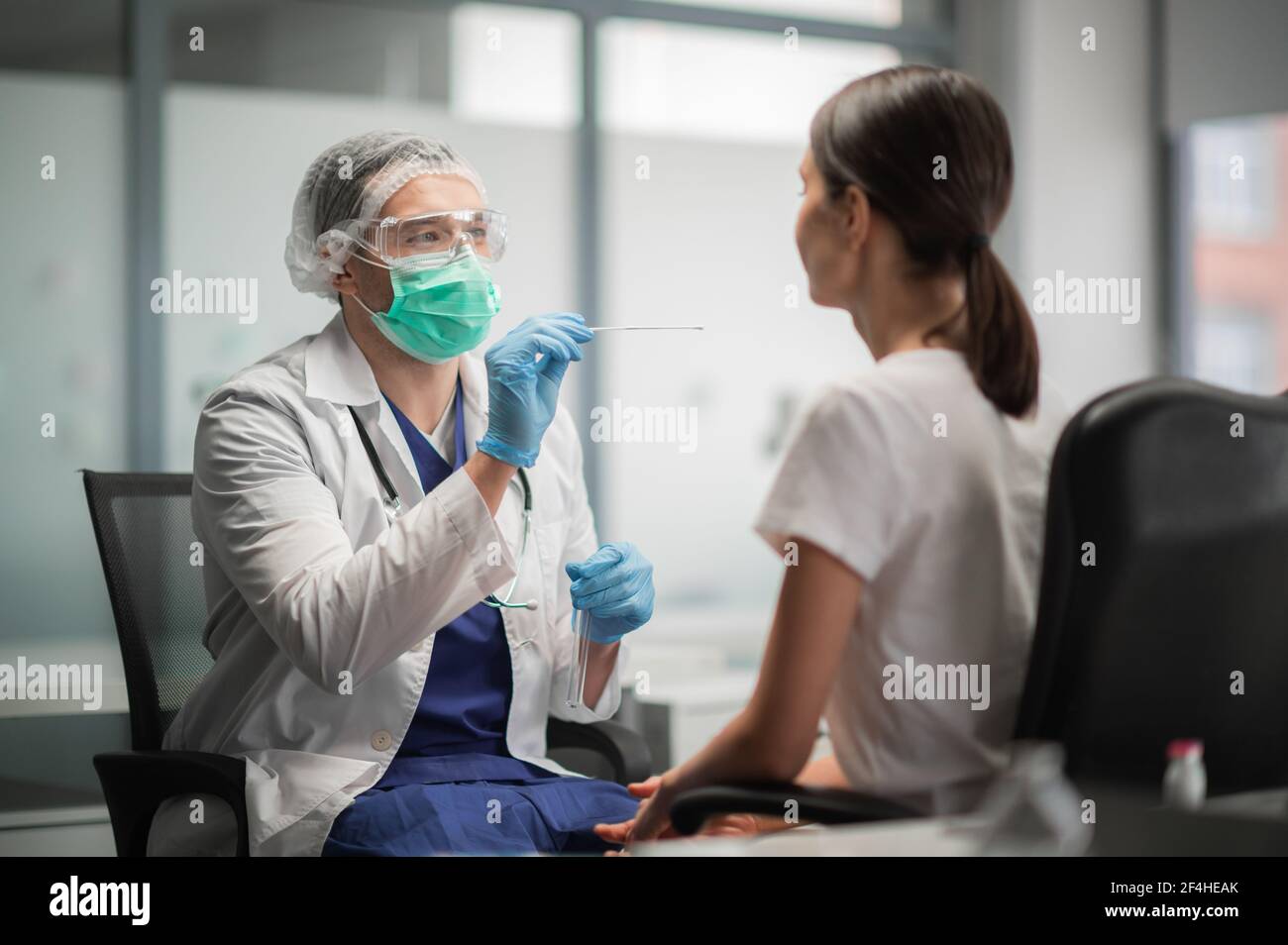 Eine Frau mit Symptomen von covid-19 besteht einen PCR-Test, einen ...