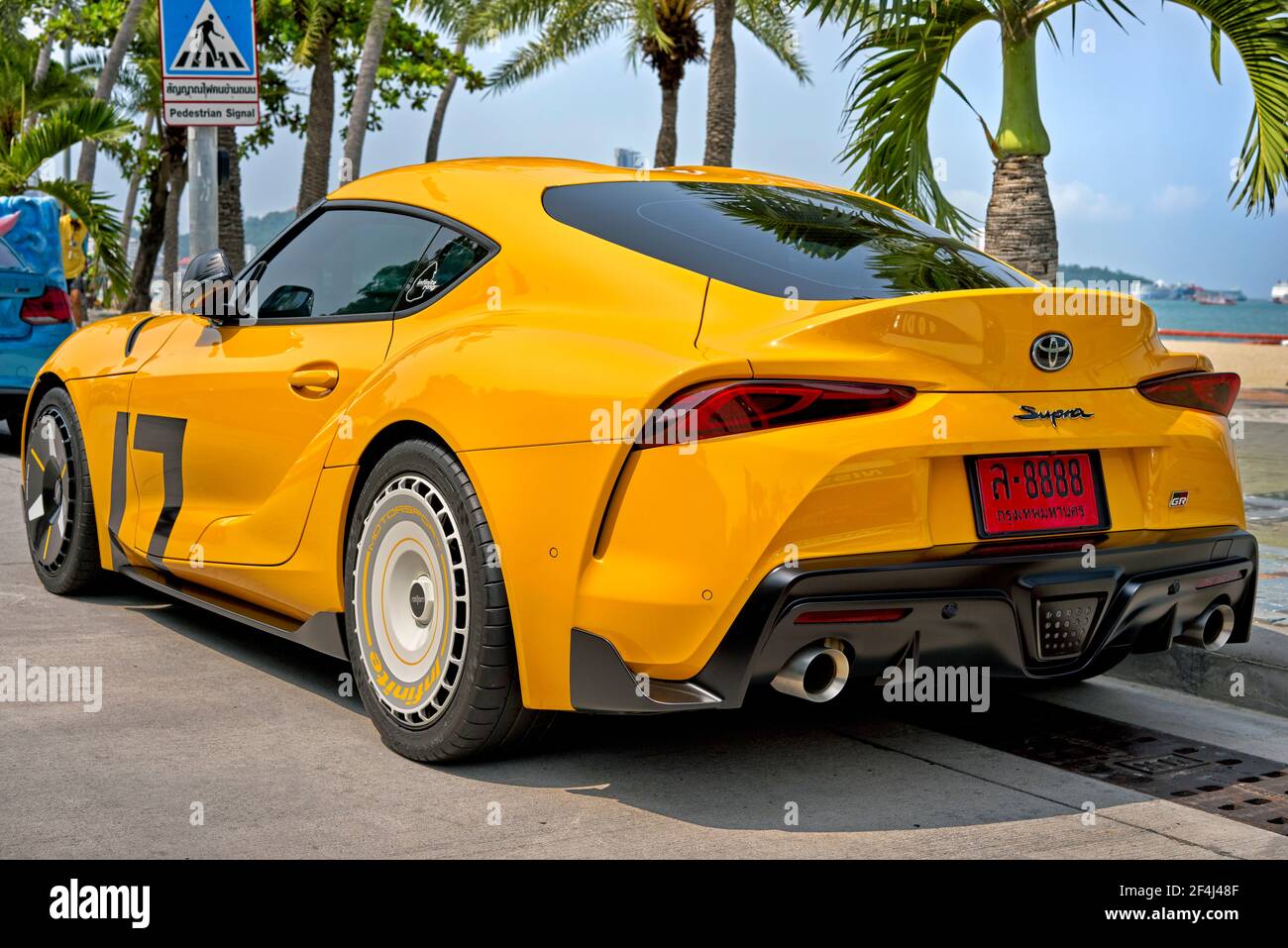 Toyota Supra GR Sportwagen in gelb 2021 Modell Stockfotografie - Alamy