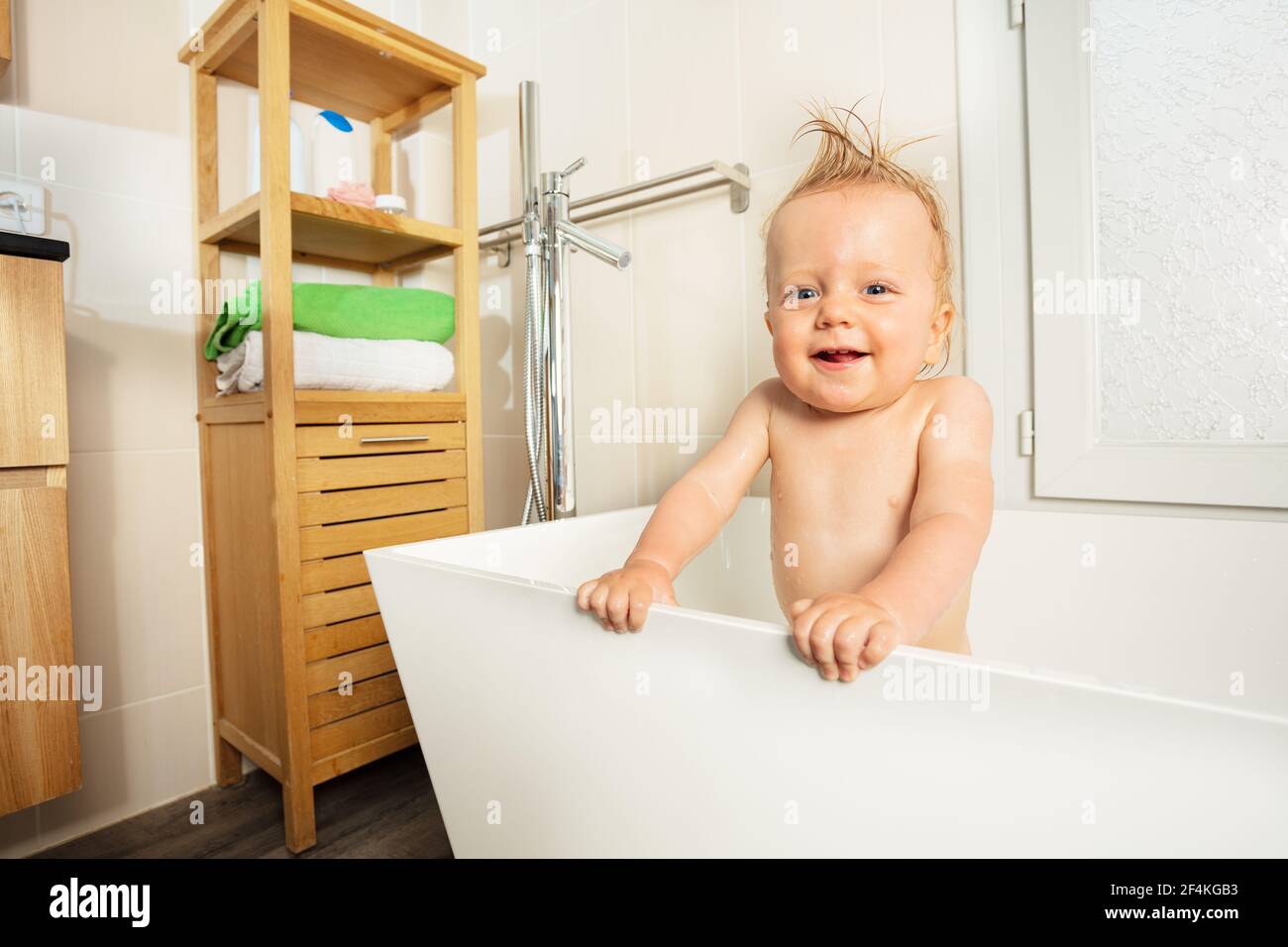 Kinder in badewanne -Fotos und -Bildmaterial in hoher Auflösung – Alamy
