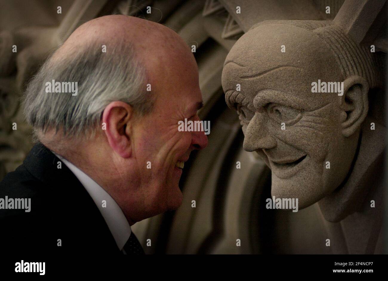 English Heritage Chairman Sir Neil Cossons [links] beim Blick auf einen ...