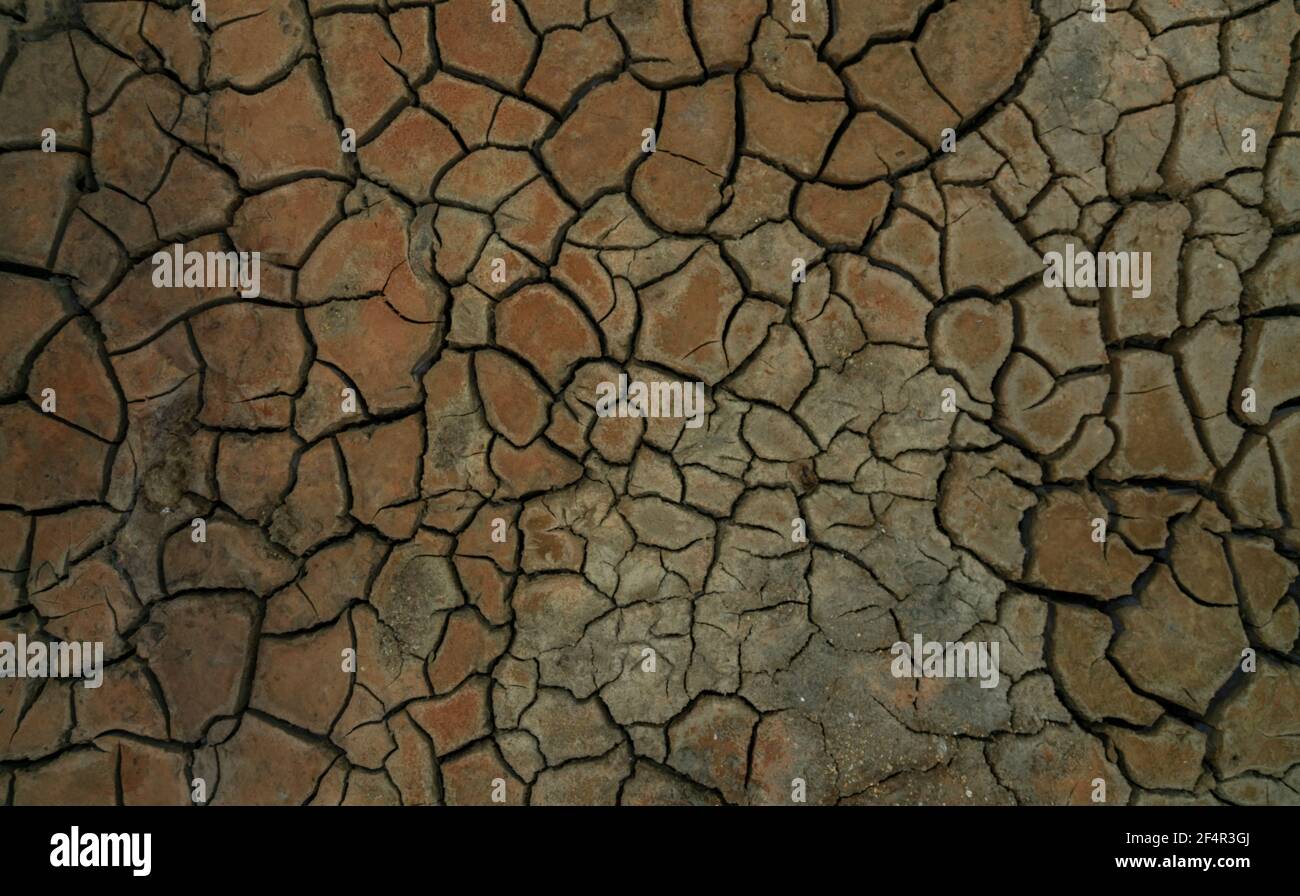 Klimawandel und Dürre Land. Wasserkrise. Arides Klima. Risse im Boden ...