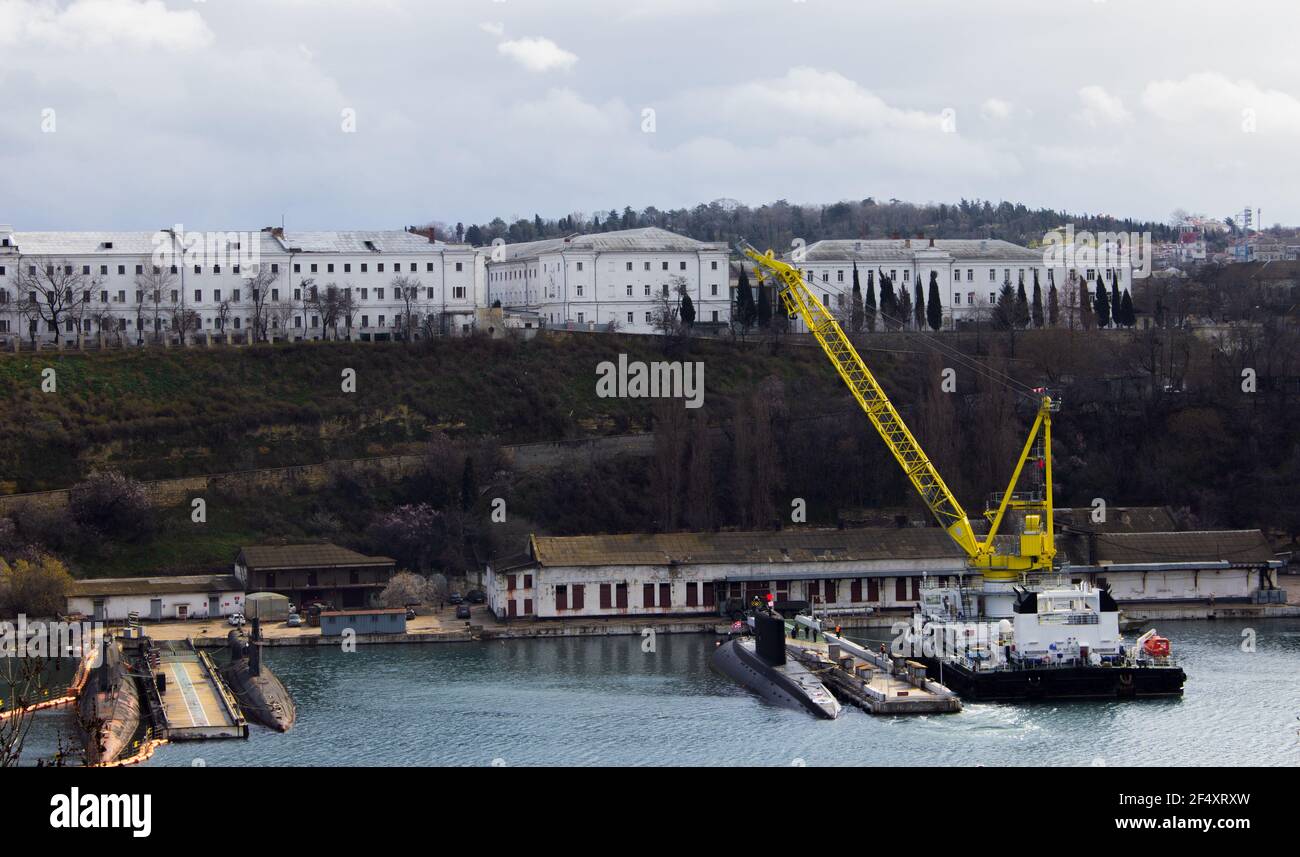 Schwimmkran oder kranschiff -Fotos und -Bildmaterial in hoher Auflösung ...