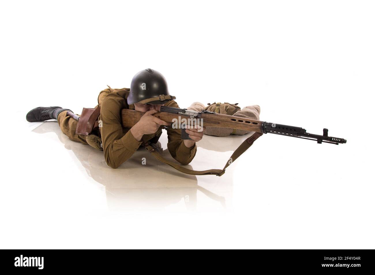 Männlicher Schauspieler in Form von gewöhnlichen Soldaten der ...