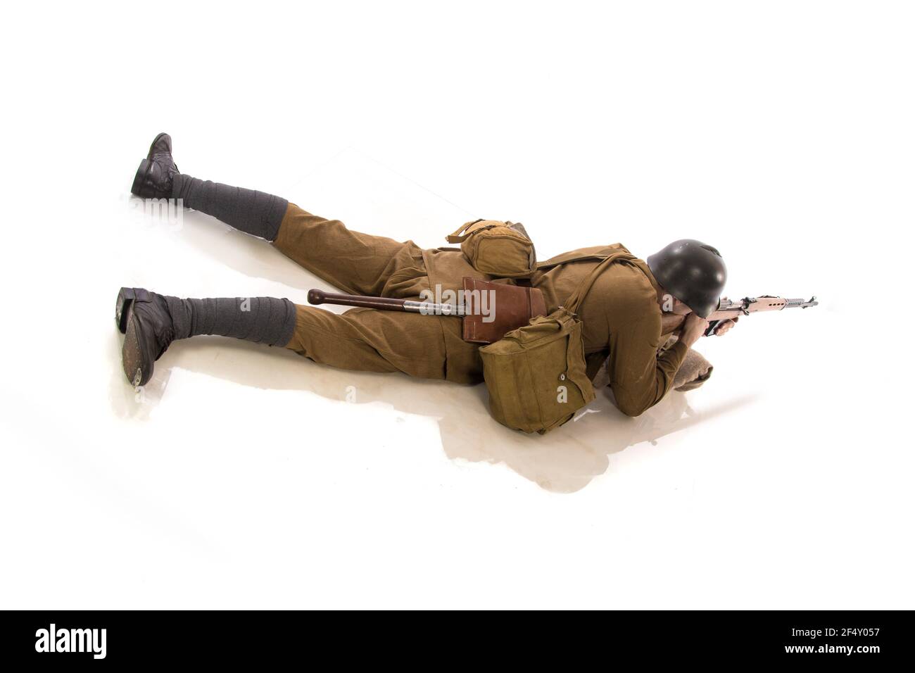 Männlicher Schauspieler in Form von gewöhnlichen Soldaten der ...